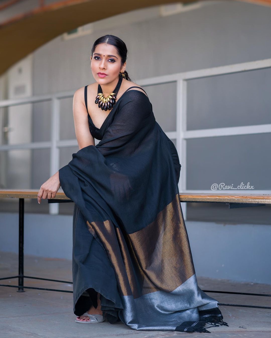 Rashmi Gautam looks stunning in a black Saree