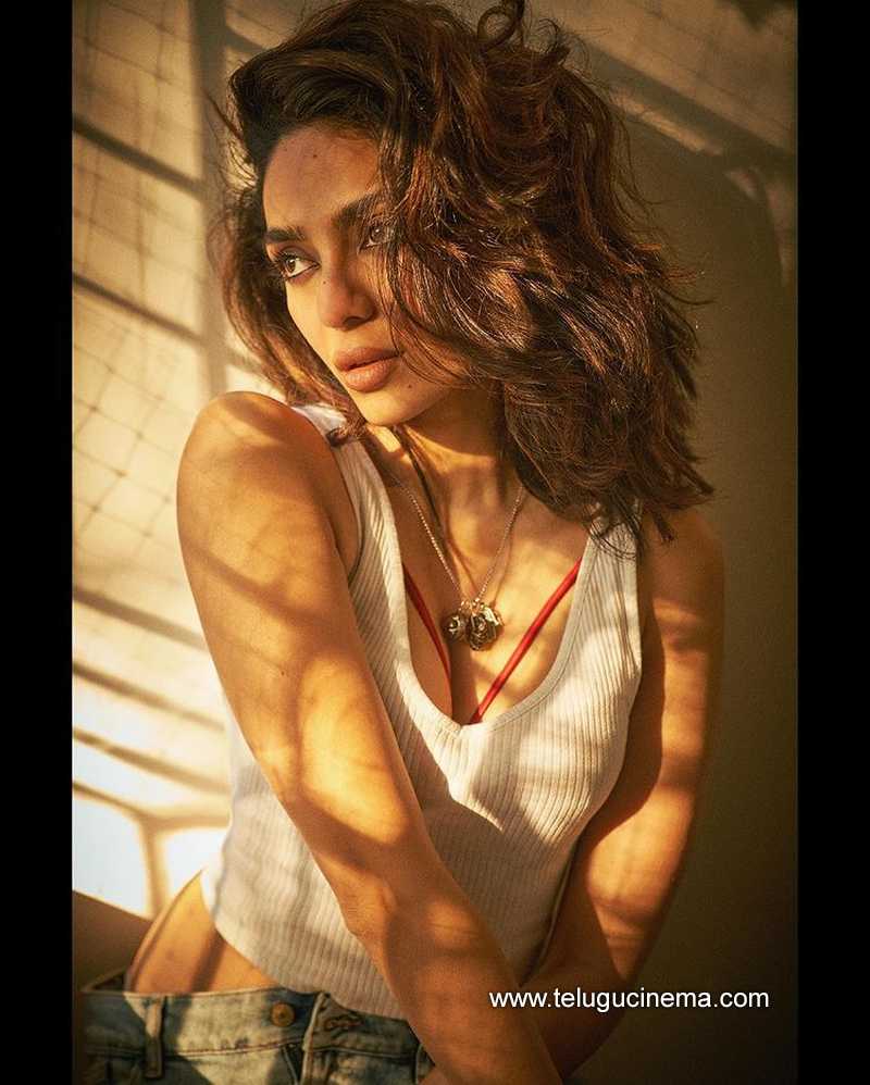 Sobhita Dhulipala enjoys sunlight | Telugu Cinema