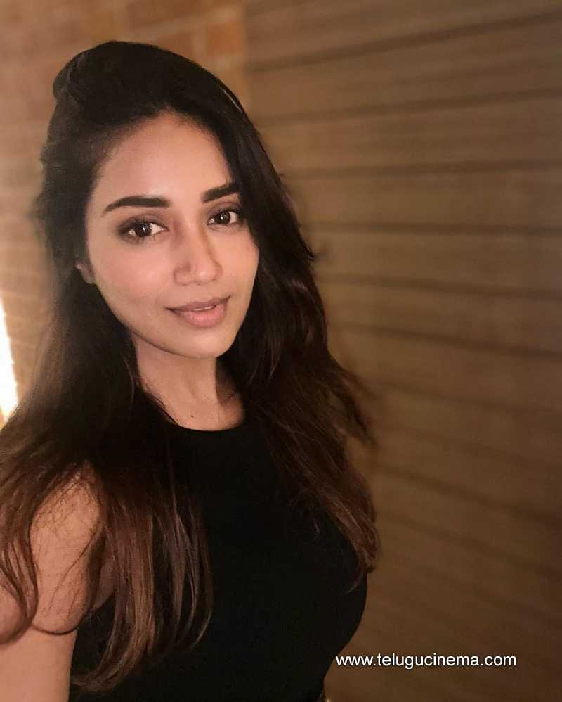 Nivetha wishes happy weekend | Telugu Cinema