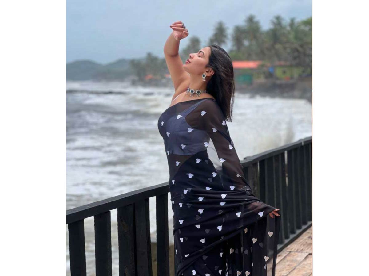 Inaya feels like a bollywood star in a Saree