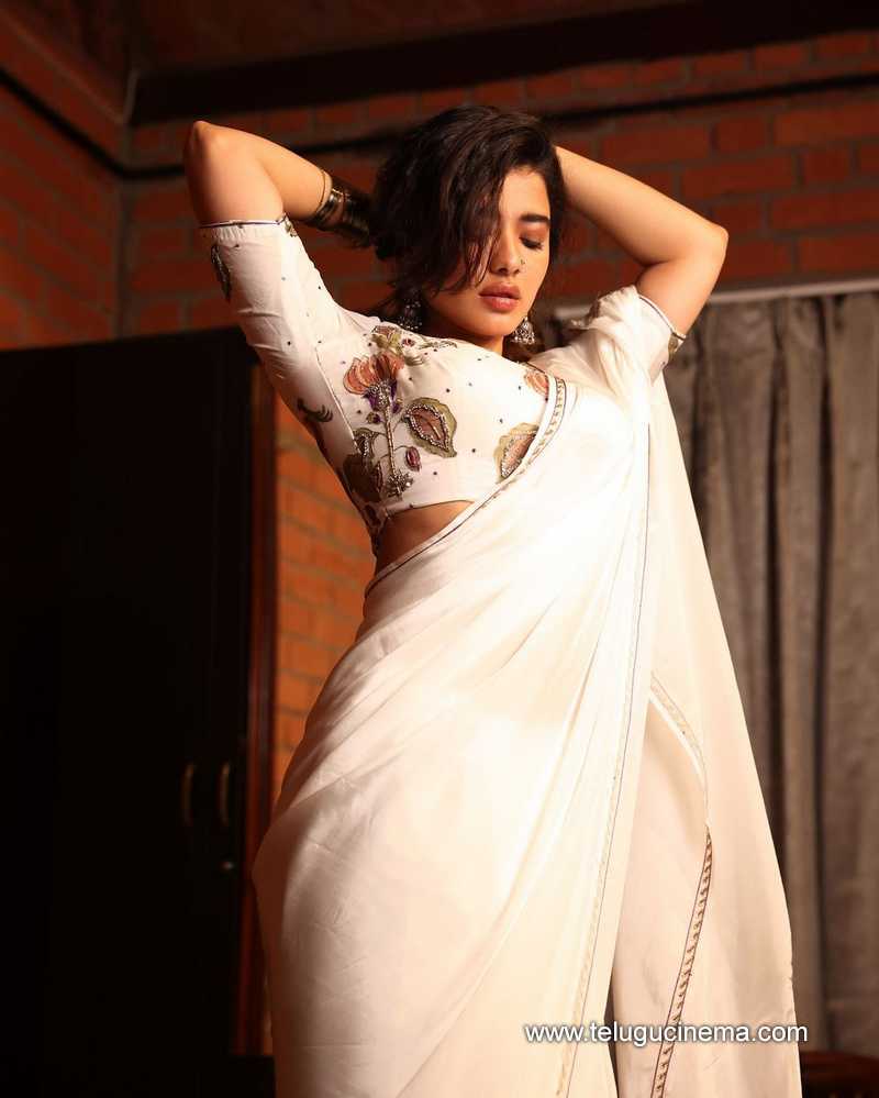 Ketika Sharma flaunts her curves in Saree