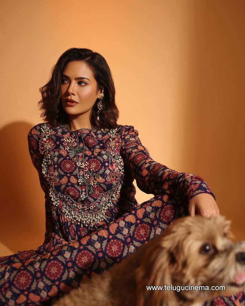 Esha Gupta’s pose in her fav season
