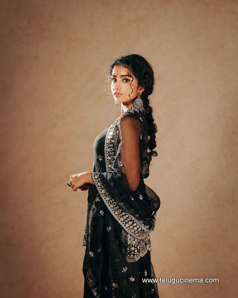 Black is magic, proves Anupama Parameswaran