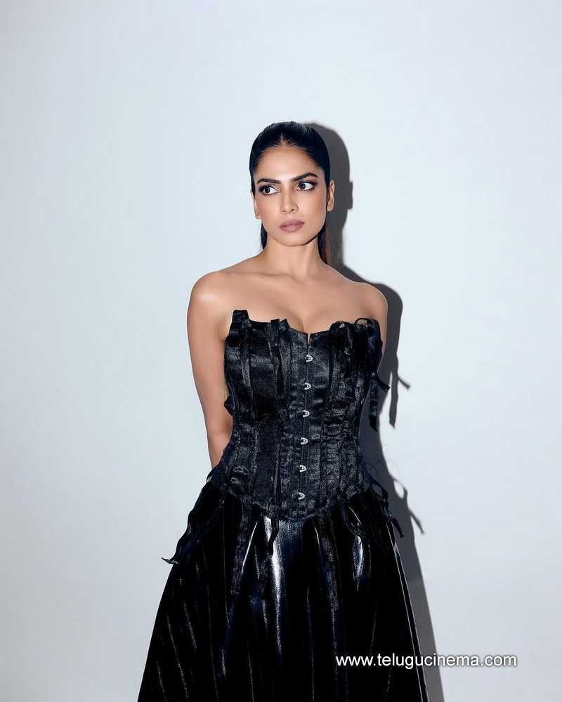 Malavika Mohanan gets ‘pathbreaker performer’ award