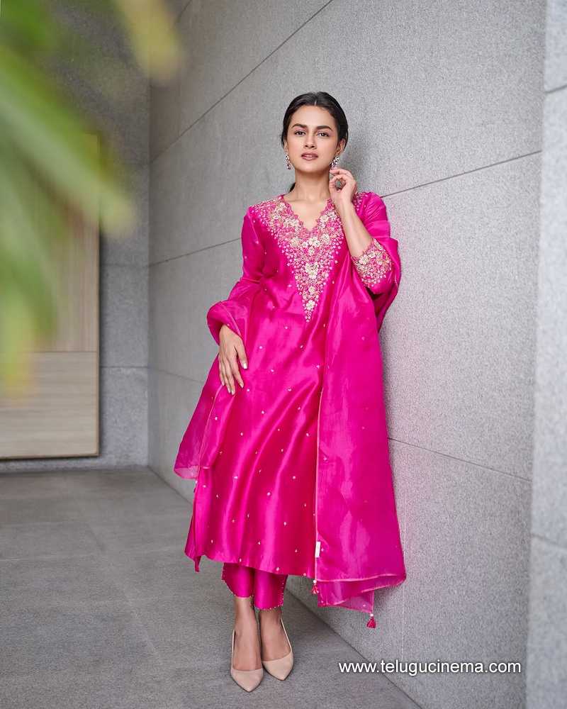 Shraddha Srinath in Daaku pink mode