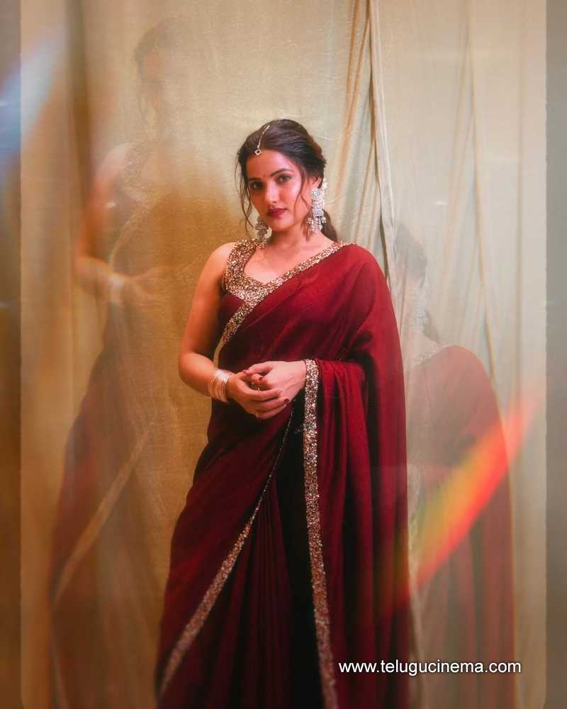 Siri Hanumanthu in a maroon saree