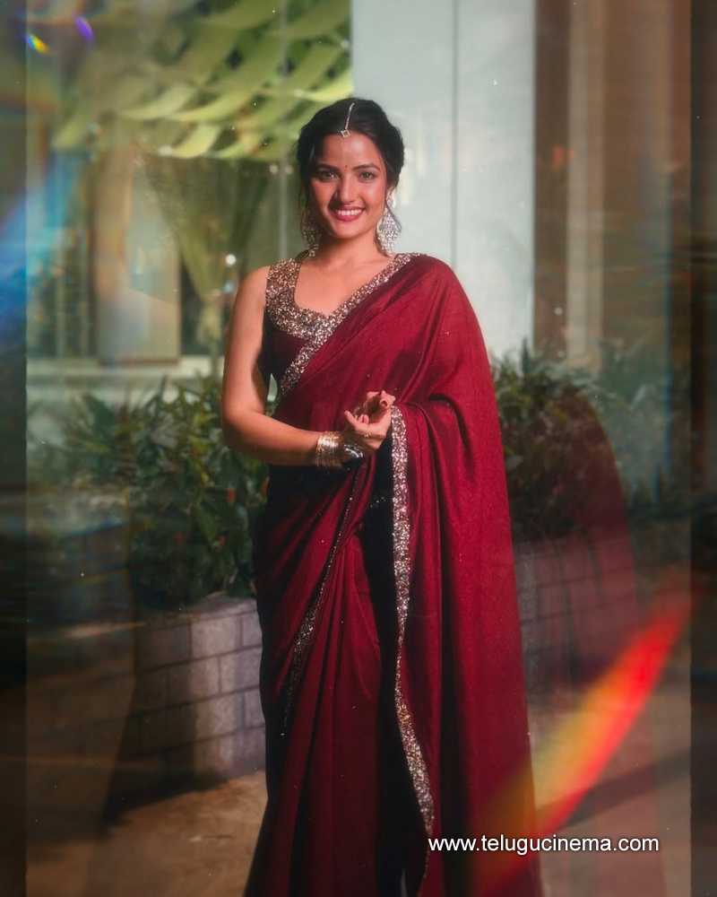 Siri Hanumanthu in a maroon saree