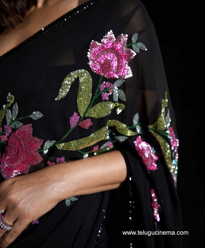 Sonali Bendre shines bright in an elegant Saree