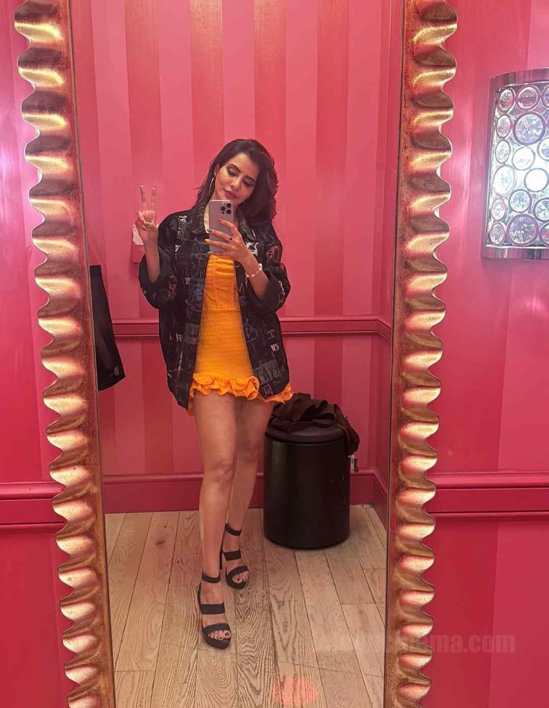 Ashu Reddy strikes aselfie, flaunting thighs