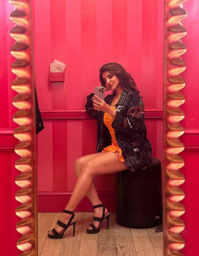 Ashu Reddy strikes aselfie, flaunting thighs