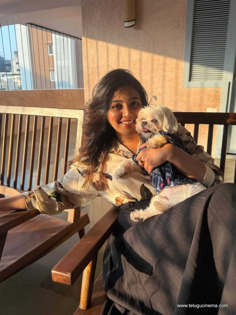 Anjali’s candid clicks with her pet | Telugu Cinema